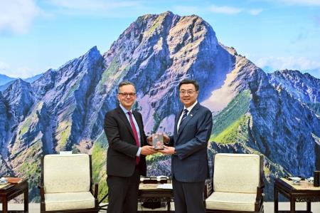 Premier receives delegation from US-Taiwan Business Council (Executive ...